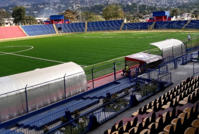 FOOT - INFRASTRUCTURE : STADE SYLVIO CATOR, LA PELOUSE ARTIFICIELLE ...